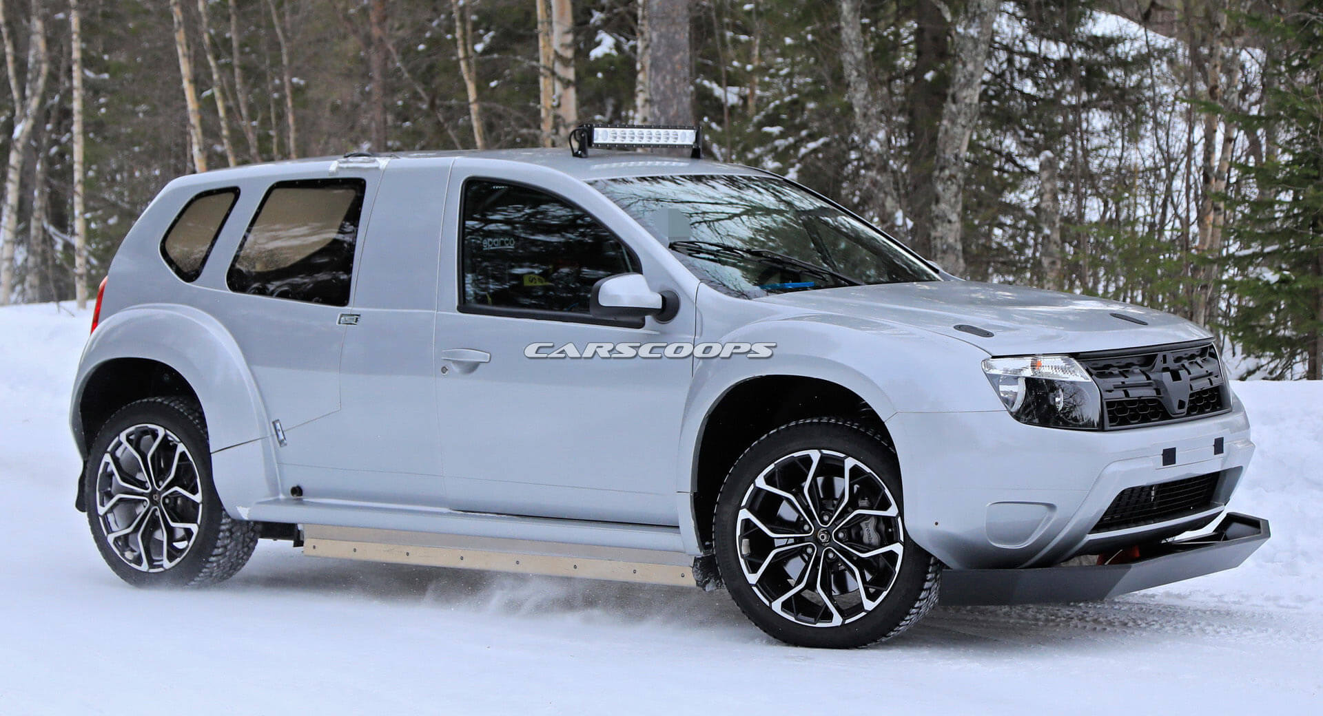 Dacia Duster EV surprinsă în teste. Când ajunge în showroom-uri?