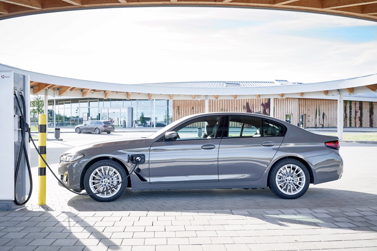 Noi versiuni entry-level PHEV pentru BMW Seria 3 și Seria 5 - AutoExpert