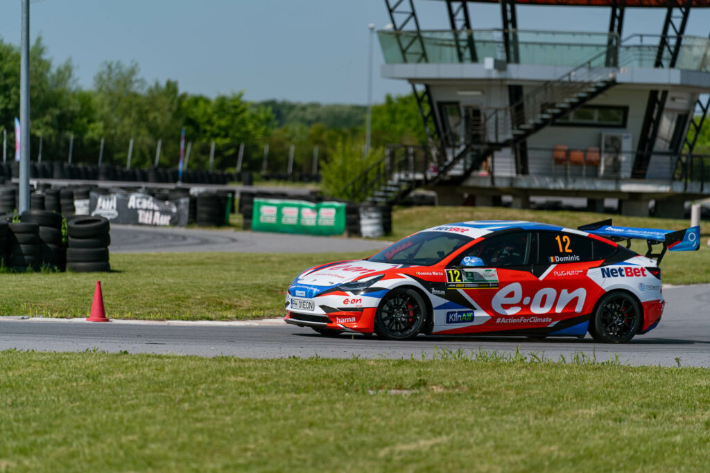 Cum se mișcă Tesla lui Dominic Marcu pe circuit?